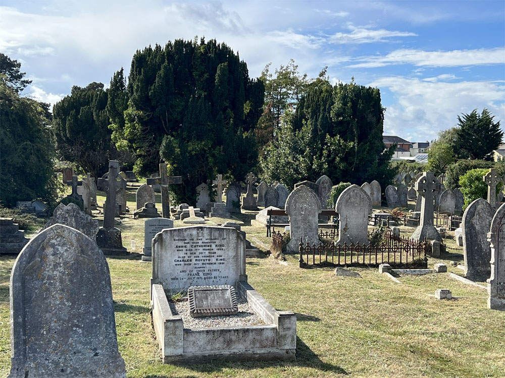 Ancestral Tourism 3: How to read a cemetery | English Ancestors